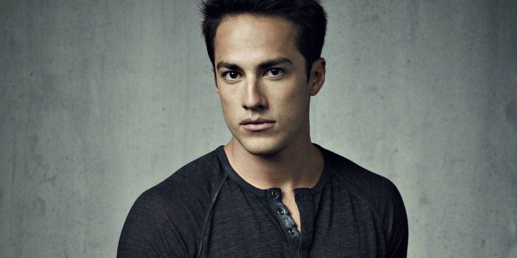 Roswell TV Show Reboot Casts Michael Trevino | Screen Rant